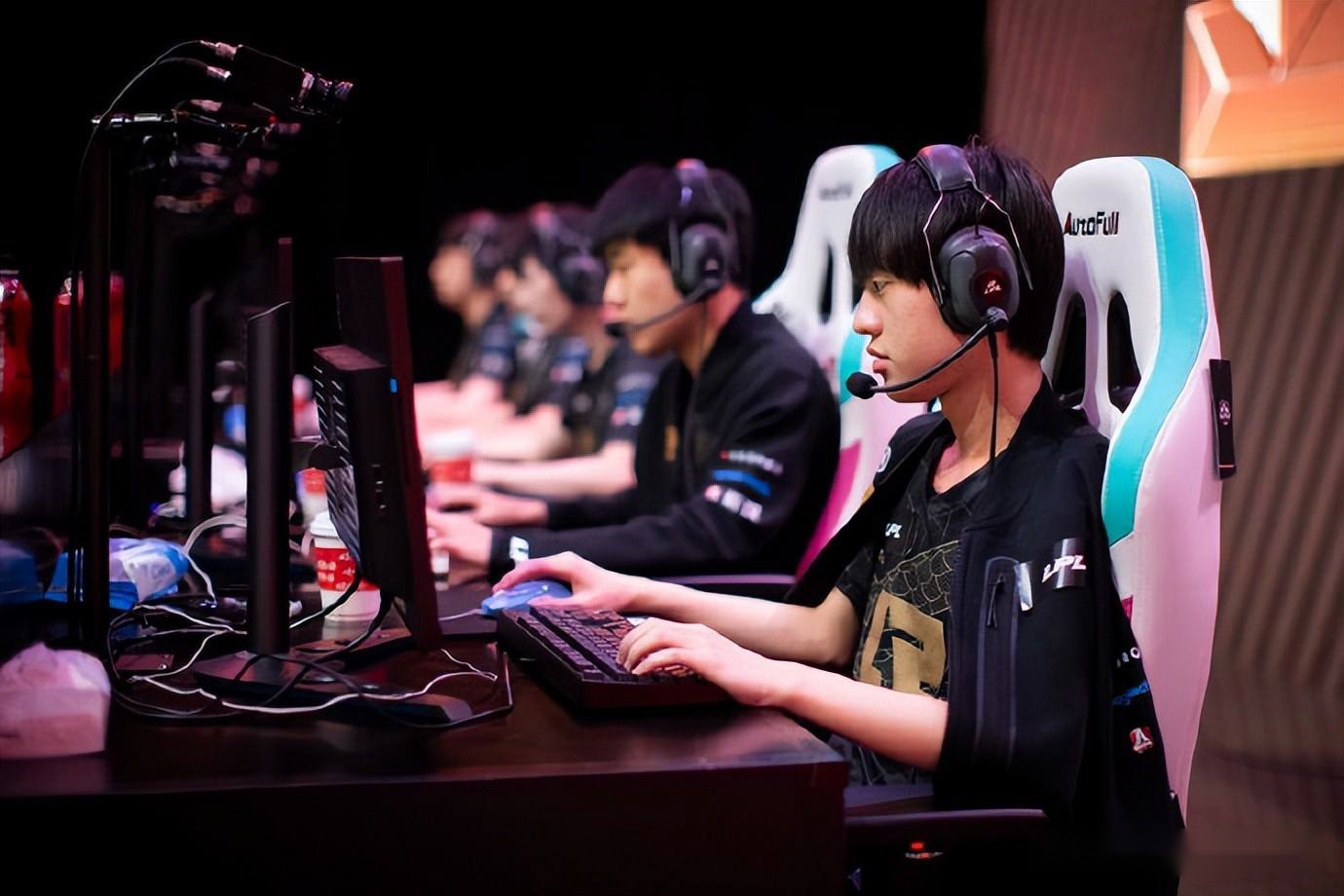 360体育-RNG击败SGB，确定入围赛小组第2！疯狂运营，呼吸哥剑姬单带立功