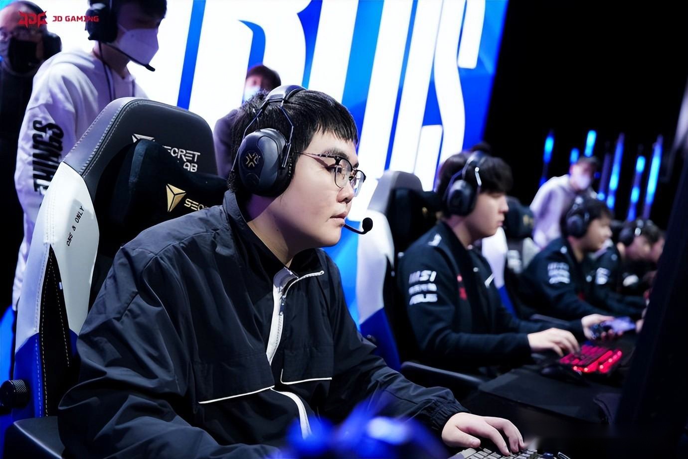 360体育-JDG击败DK，拿下2连胜！牙膏沙皇力挽狂澜，hope卡莎伤害爆炸