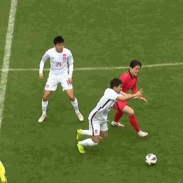 360体育-#U20国足半场0比0韩国U20##李昊神扑##韩国队恶意犯规遭裁判无视# 半场结束，双方战成0比0